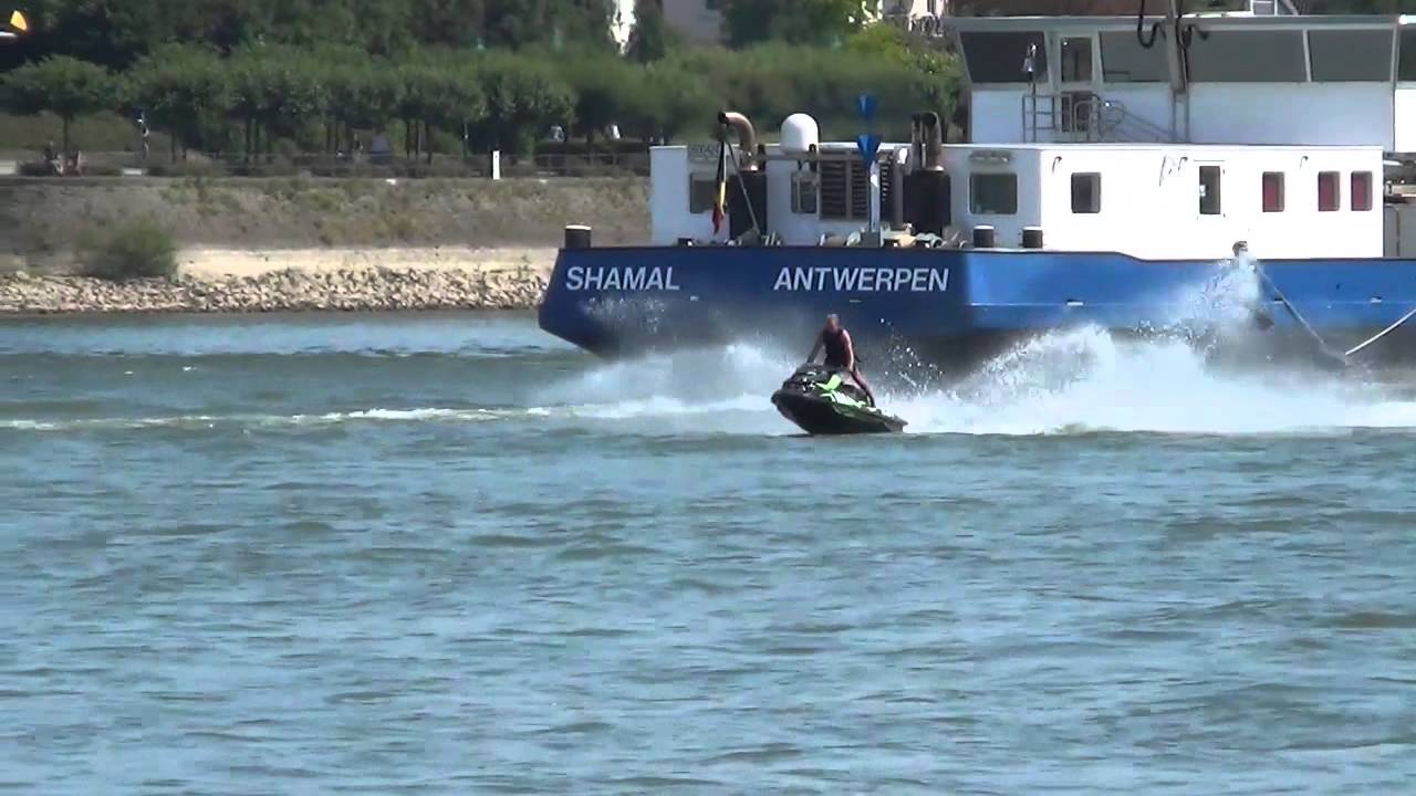 Jetski Fahren Am Rhein