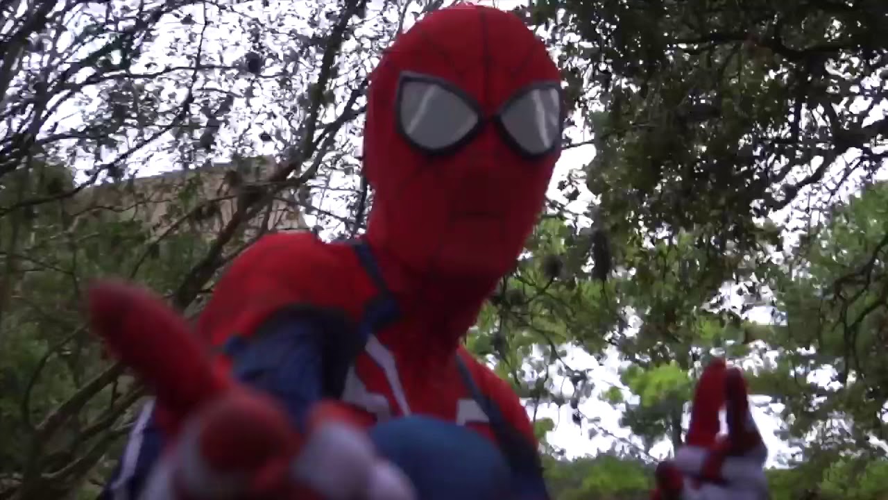 SPIDER-MAN VISITS COLLEGE CAMPUS - YouTube