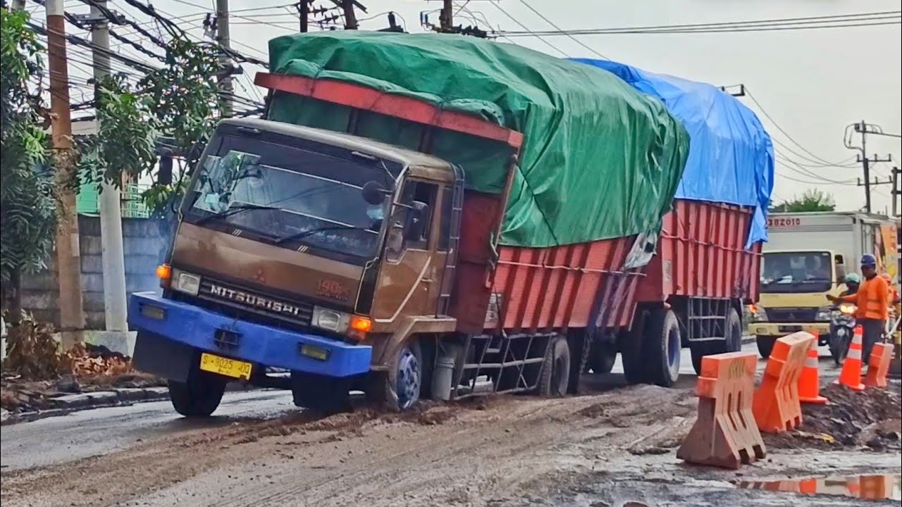 Nonton Kemacetan Truk Besar Lewat Kubangan Lumpur Kota Gresik ...