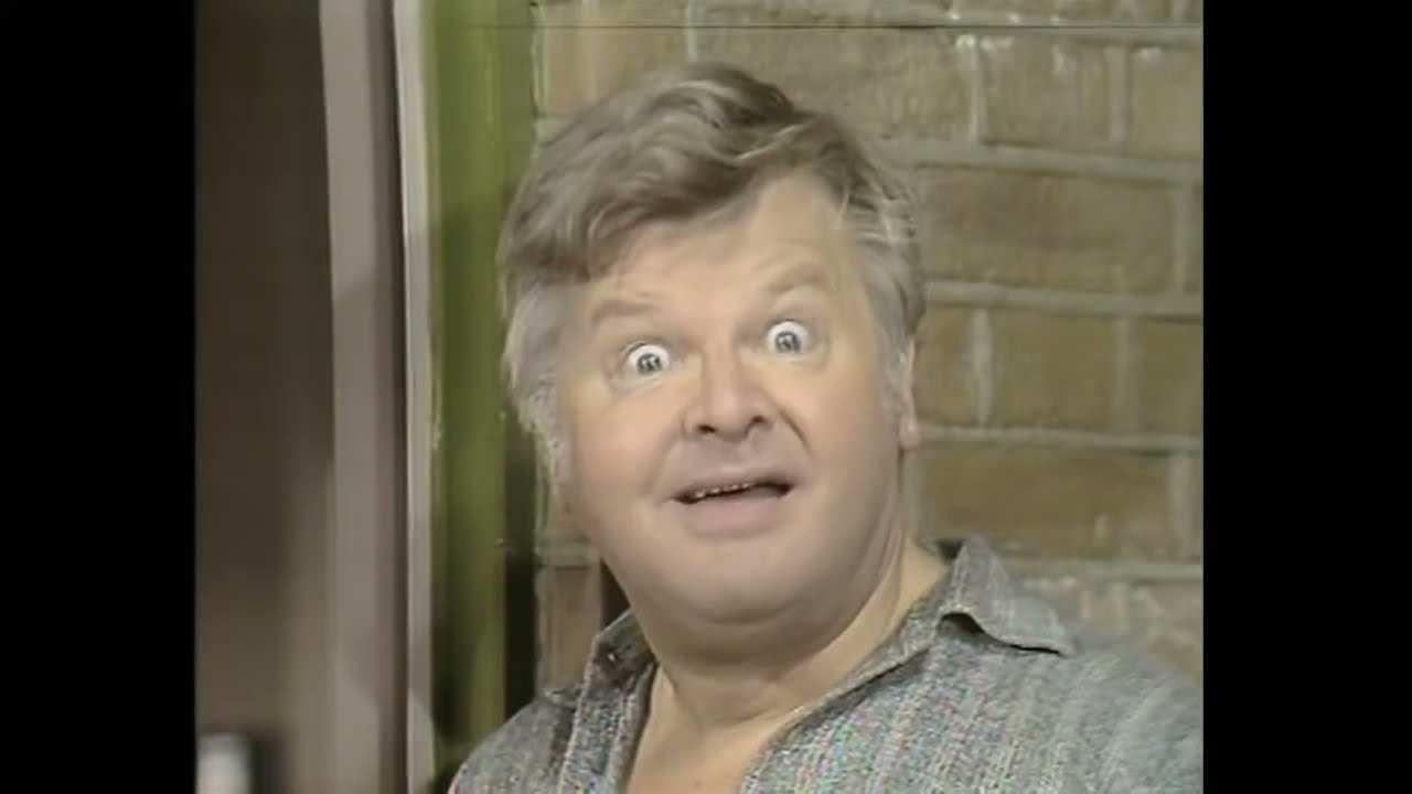 Benny Hill classic clip - 80s comedy - The Loser. - YouTube