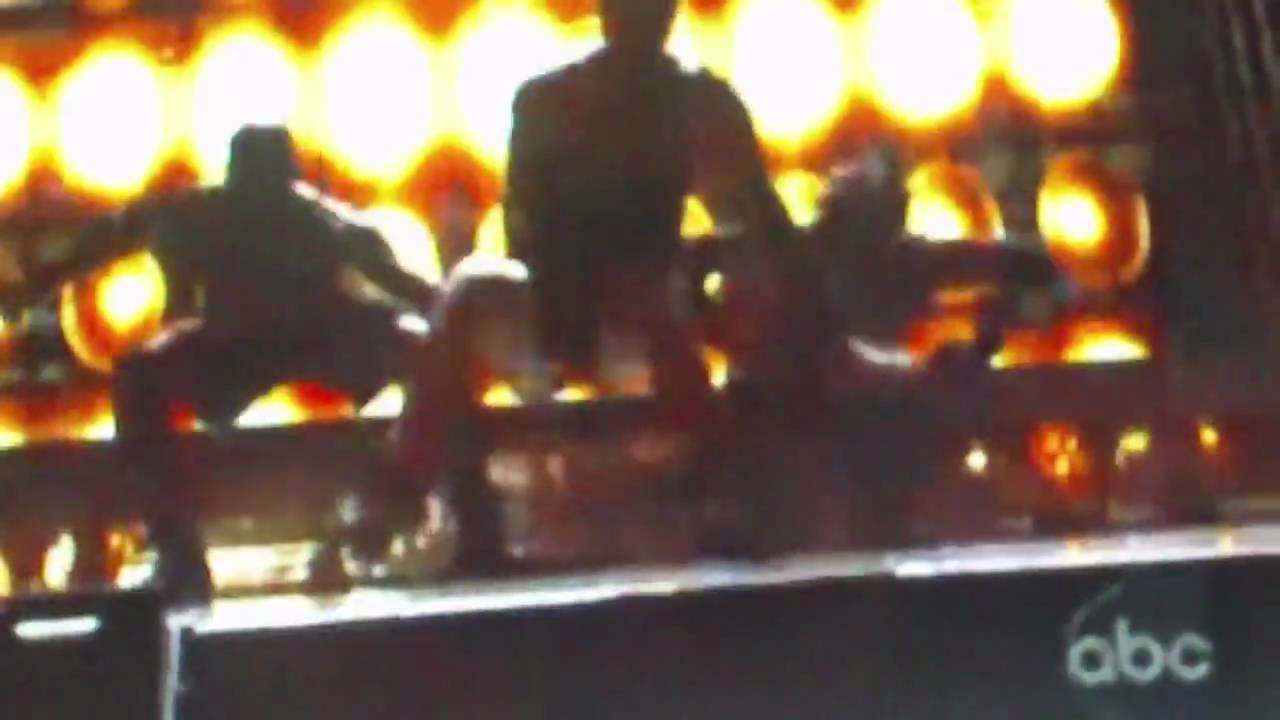 jennifer lopez falling at AMA awards - YouTube