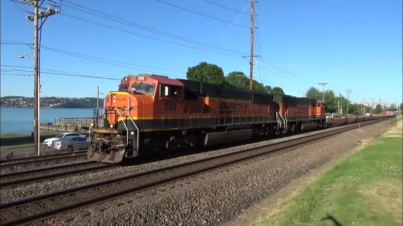 (Southbound) BNSF Job 360 passes through Ruston Way. - YouTube