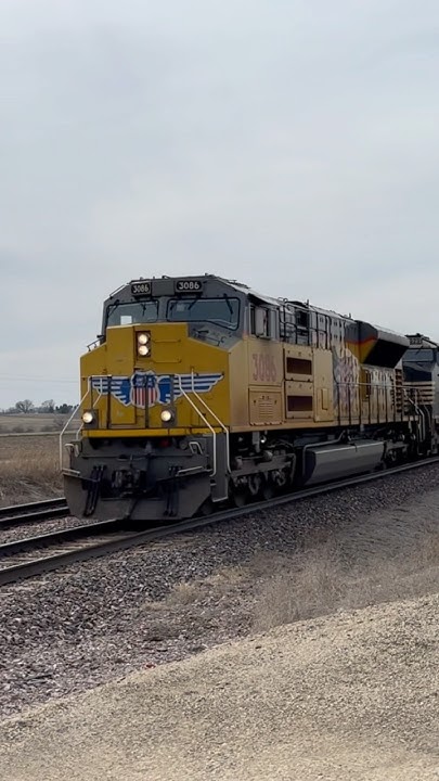 UP 3086 Leads UP MNPPR with a NS C44-9W and a UP SD40N - YouTube