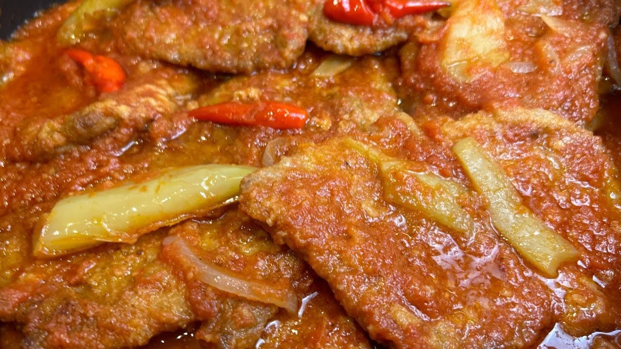 Breaded Veal Cutlets in Tomato Sauce & Peppers - Vitela com Molho de ...