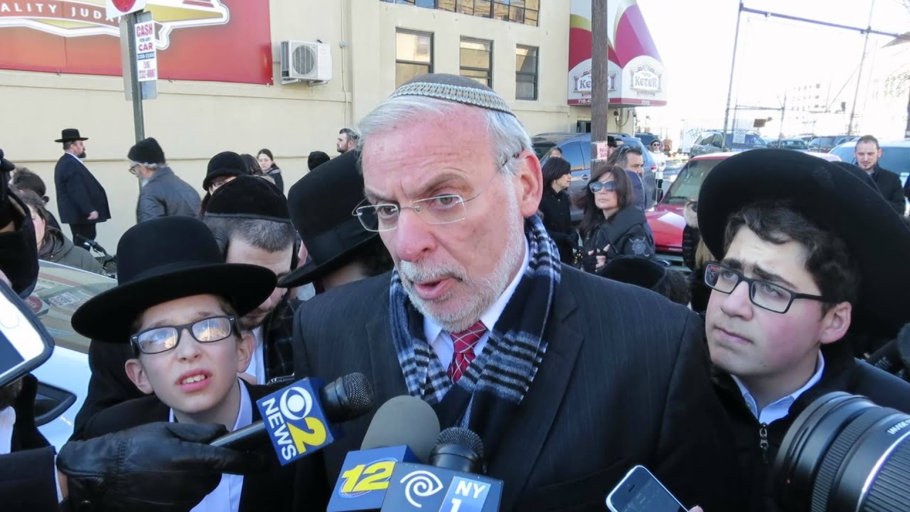Assemblyman Dov Hikind speaking after funeral of 7 children killed in ...