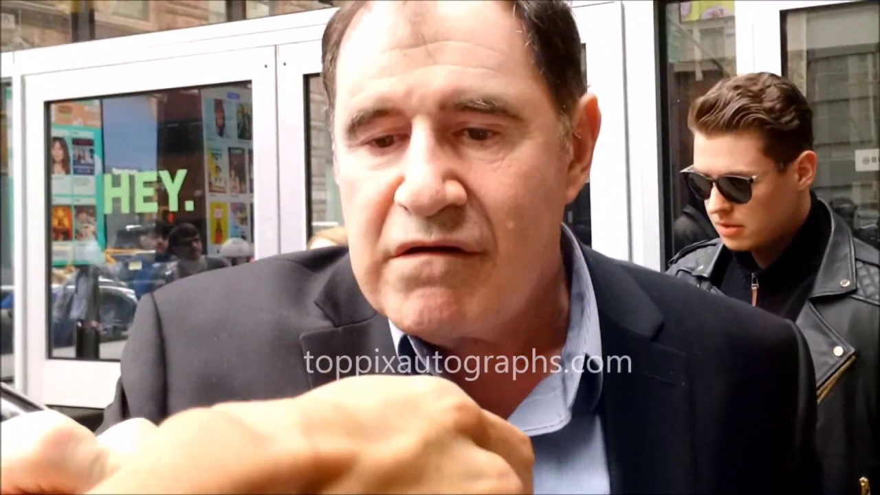 Richard Kind signs autographs for TopPix - YouTube