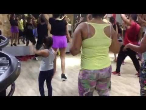 Dudinha dançando Fit Dance