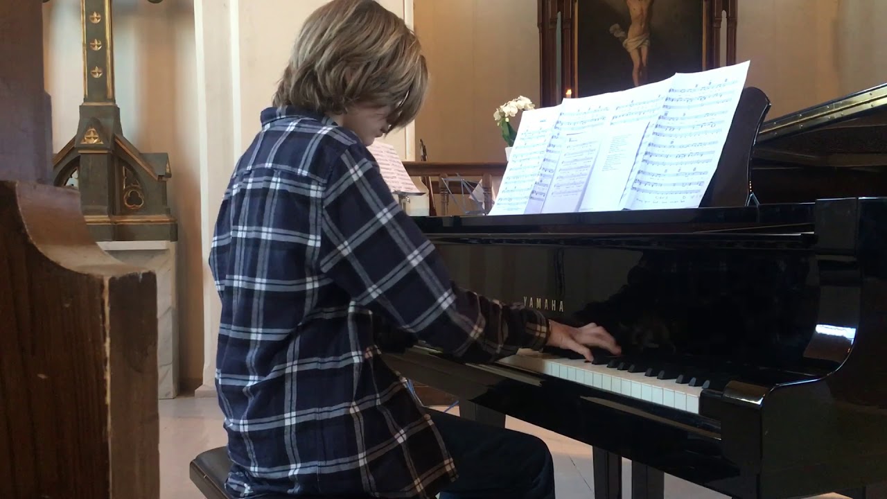 Martin spiller Alla turca av Mozart på konsert i Kragerø kirke 5 mai ...