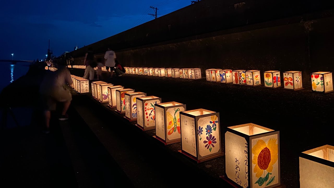 Japan walk - Lighting lanterns along the banks of the Toyokawa River ...