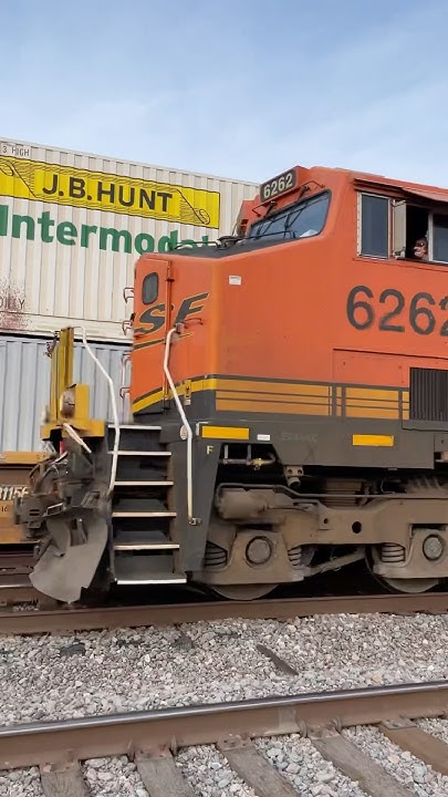 BNSF 6262 ES44AC With a friendly engineer! - YouTube