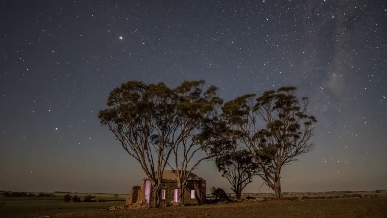 Milky Way Sweeps Across Australian Sky in Dramatic Timelapse - YouTube