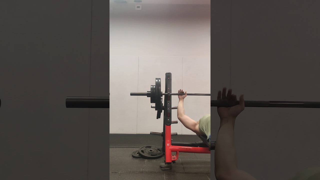 gym bench press fail,120kg landed on face - YouTube