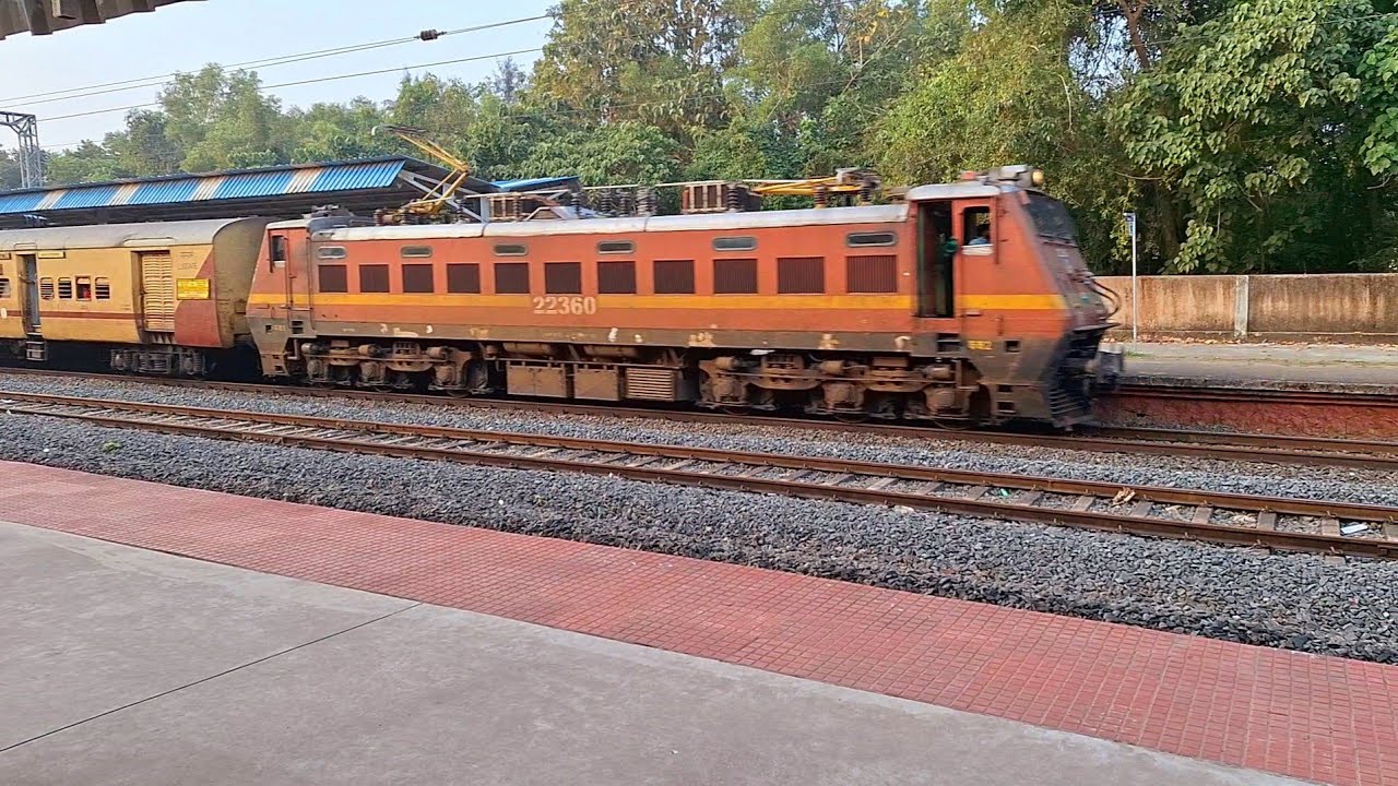 ED wap 4 with 16604 Trivandrum Cntrl Mangaluru Cntrl Maveli express ...