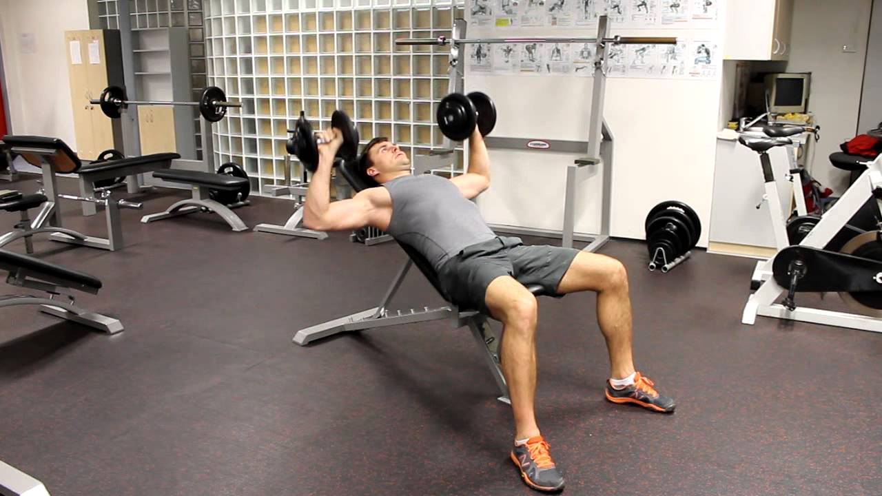 Tlaky s jednoručkami na šikmé lavici hlavou nahoru - YouTube