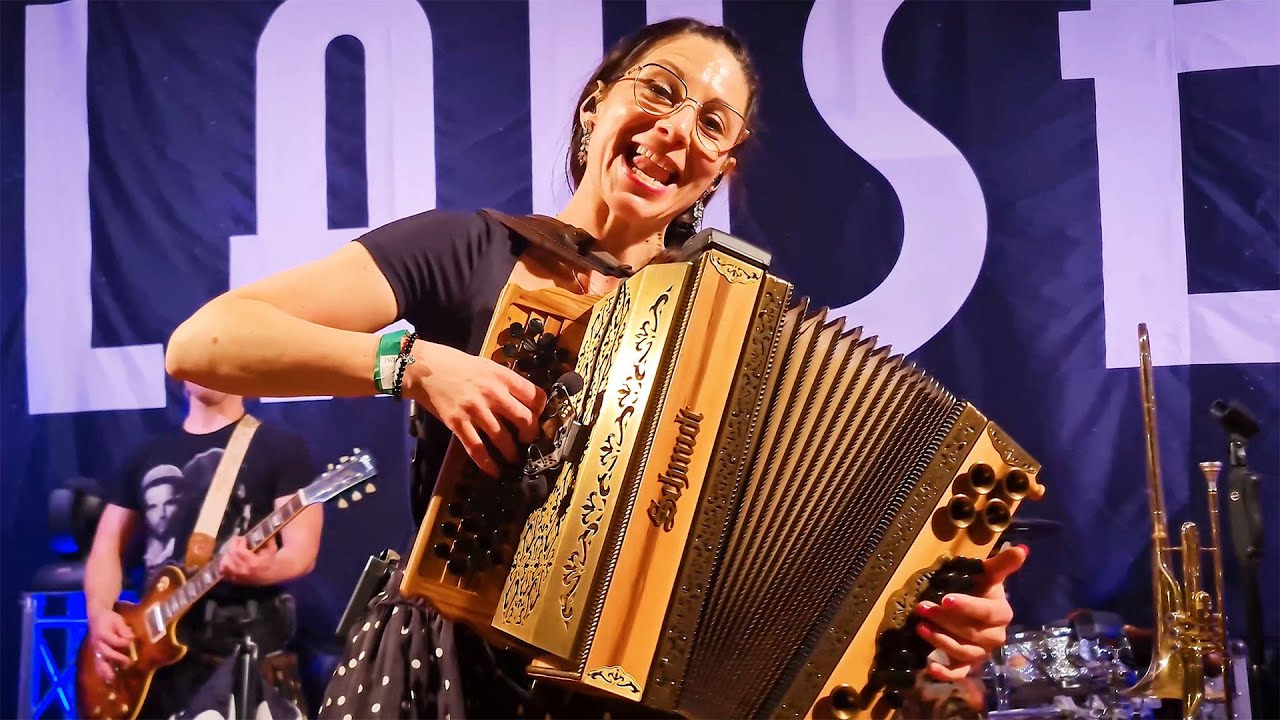 Claudia Hinker spielt "Auf die Quetschn, fertig, los" mit die Lauser ...