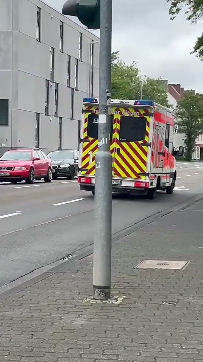 BF Siegen 1-RTW-4 auf Einsatzfahrt - YouTube