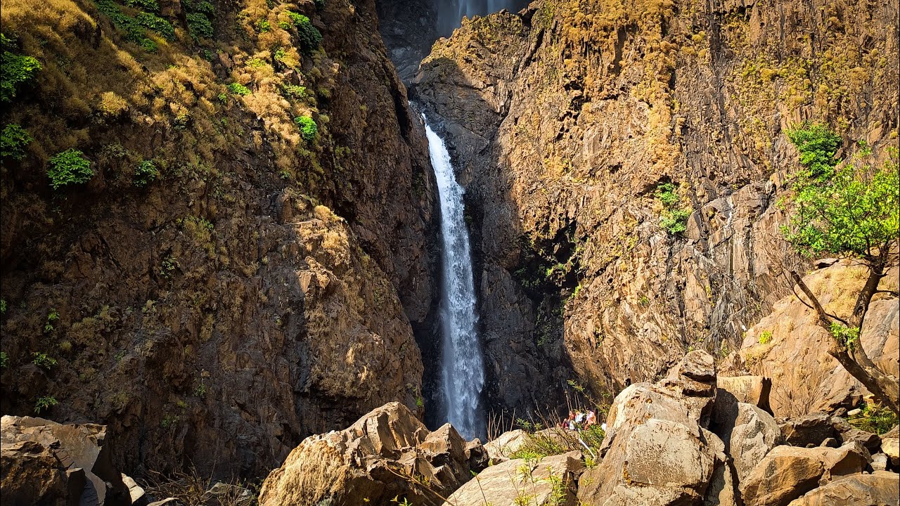 Trek to Vazra Sakala Waterfall | Virdi | Maharashtra - YouTube