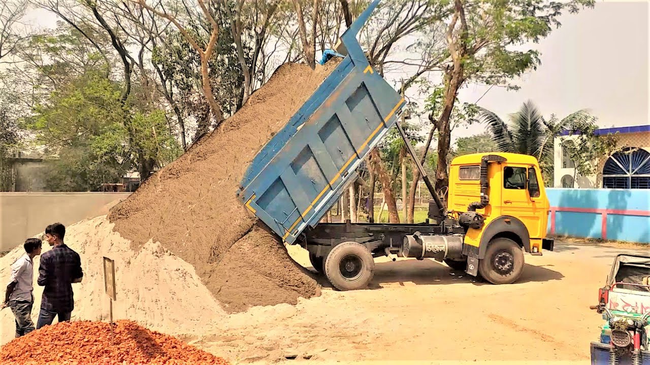 Sand Truck Unloading Truck Sand Unloading Works Hydraulic Truck Sand Power💪 Sand Truck