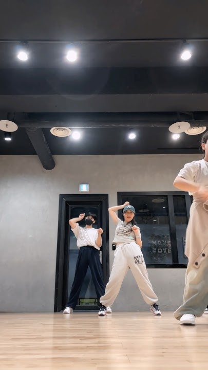 MEOVV - MEOW dance practice - YouTube