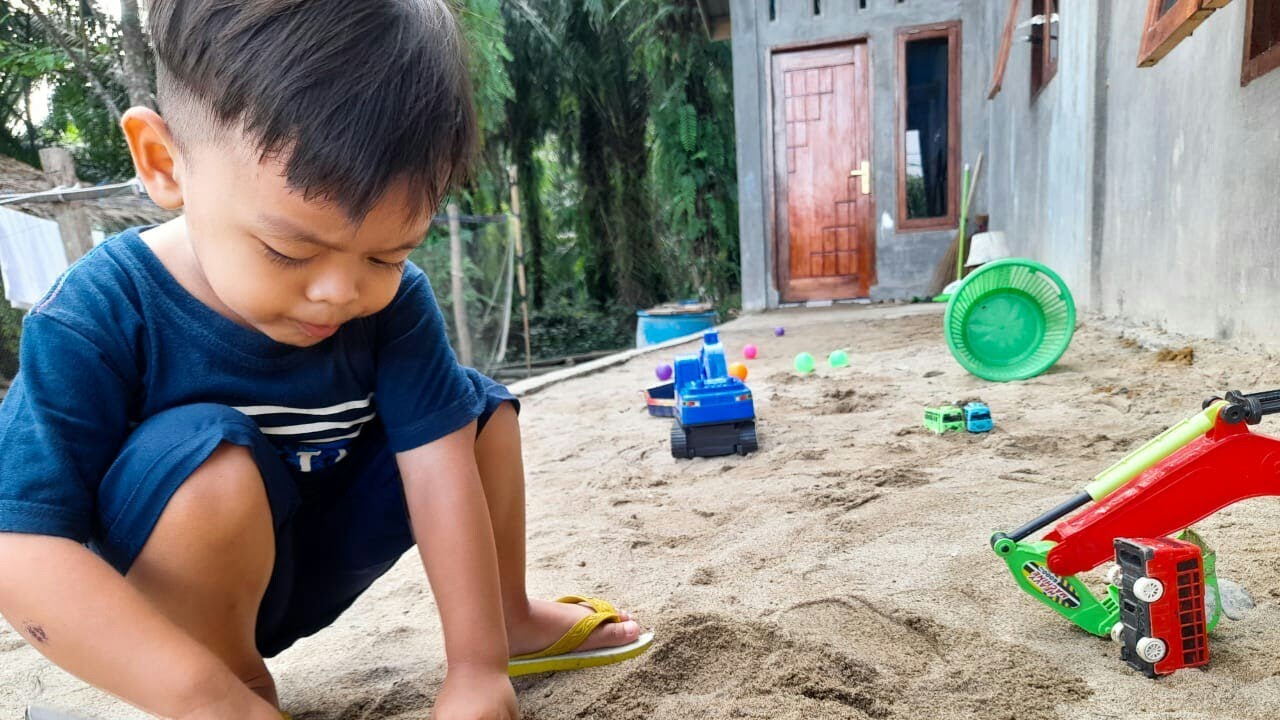 Bus Tayo Tertimbun Pasir. Excavator Guling di Pasir. - YouTube