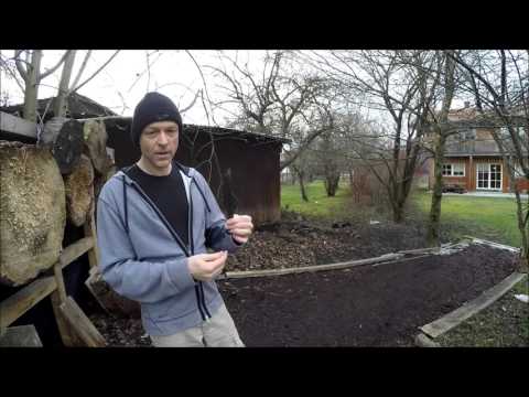 Knife throwing with the Yuri Fedin grip.