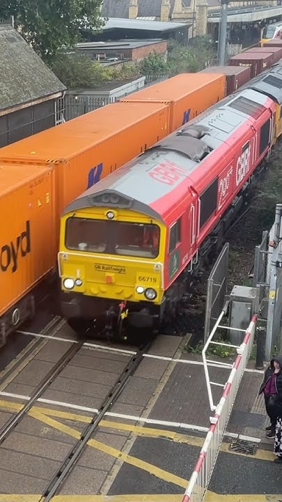 Double Pass on the Lincoln High Street level crossing on 30/08/25 - YouTube