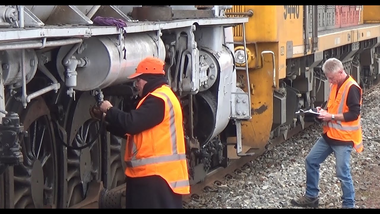 J 1211 Stops At Ohakune For Some Grease & A Temp Check - YouTube