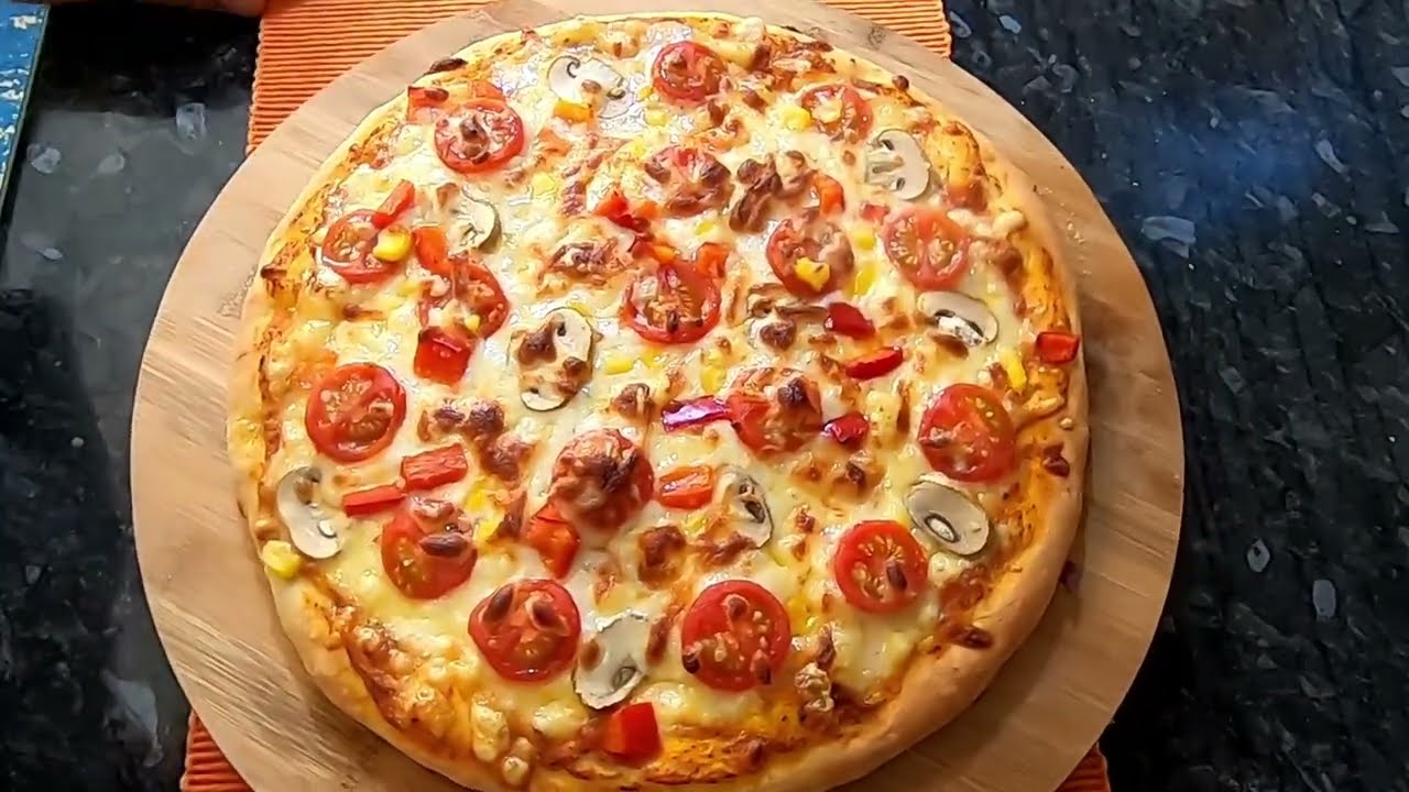 sehr köstliche Pizza mit Champignons , Tomaten 🍅, Paprika 🌶️und Mais 🌽 ...