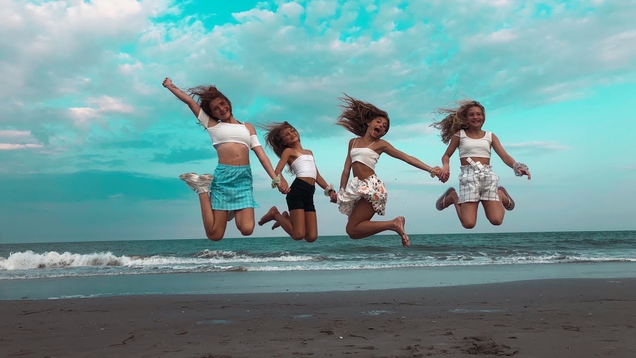 Girls beach trip!🏖🌊🐬 - YouTube