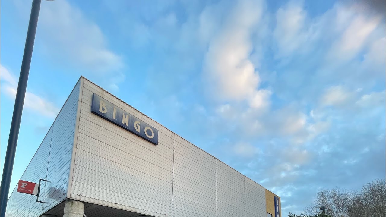 Abandoned bingo and zap zone Bedfordshire - YouTube