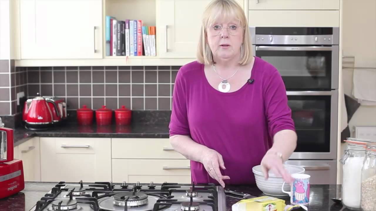 How to "rub in" flour and butter to make pastry - YouTube