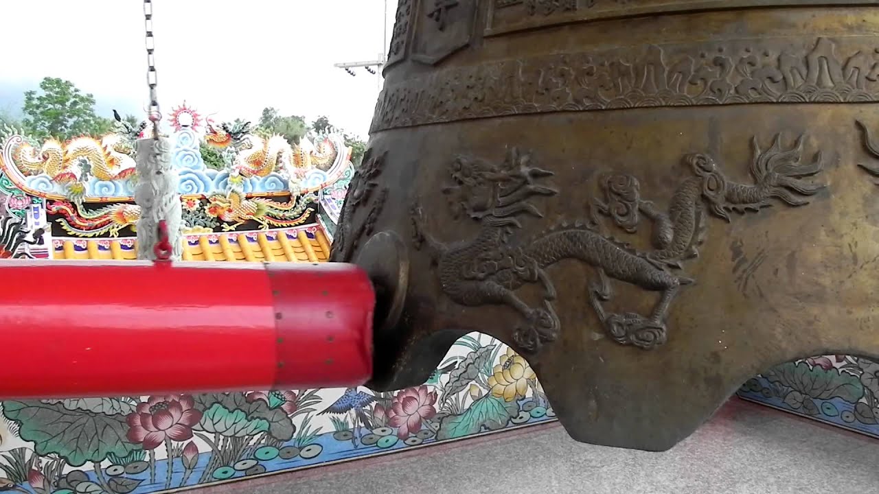 Buddhist temple bell ringing in Chonburi - YouTube