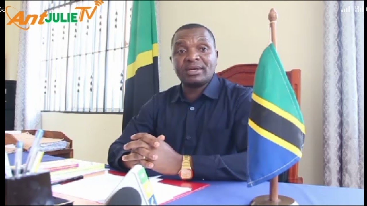 MAZITO!!..DC MULEBA AWASIMAMISHA KAZI WATUMISHI 2 WA HALMASHAURI YA ...