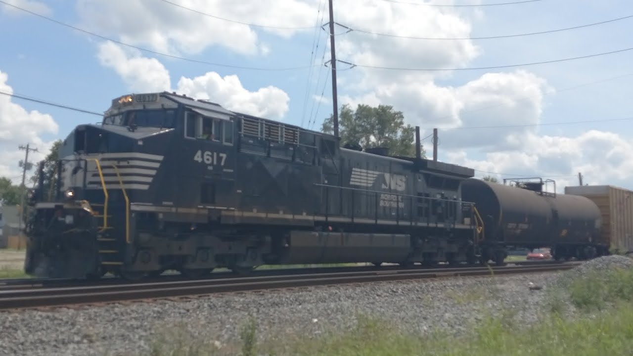 NS 4617 (the Metra bell?) leads at Hamilton, Ohio - YouTube