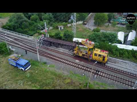 Разчистване на дерайлиралият вагон при гара Калояновец