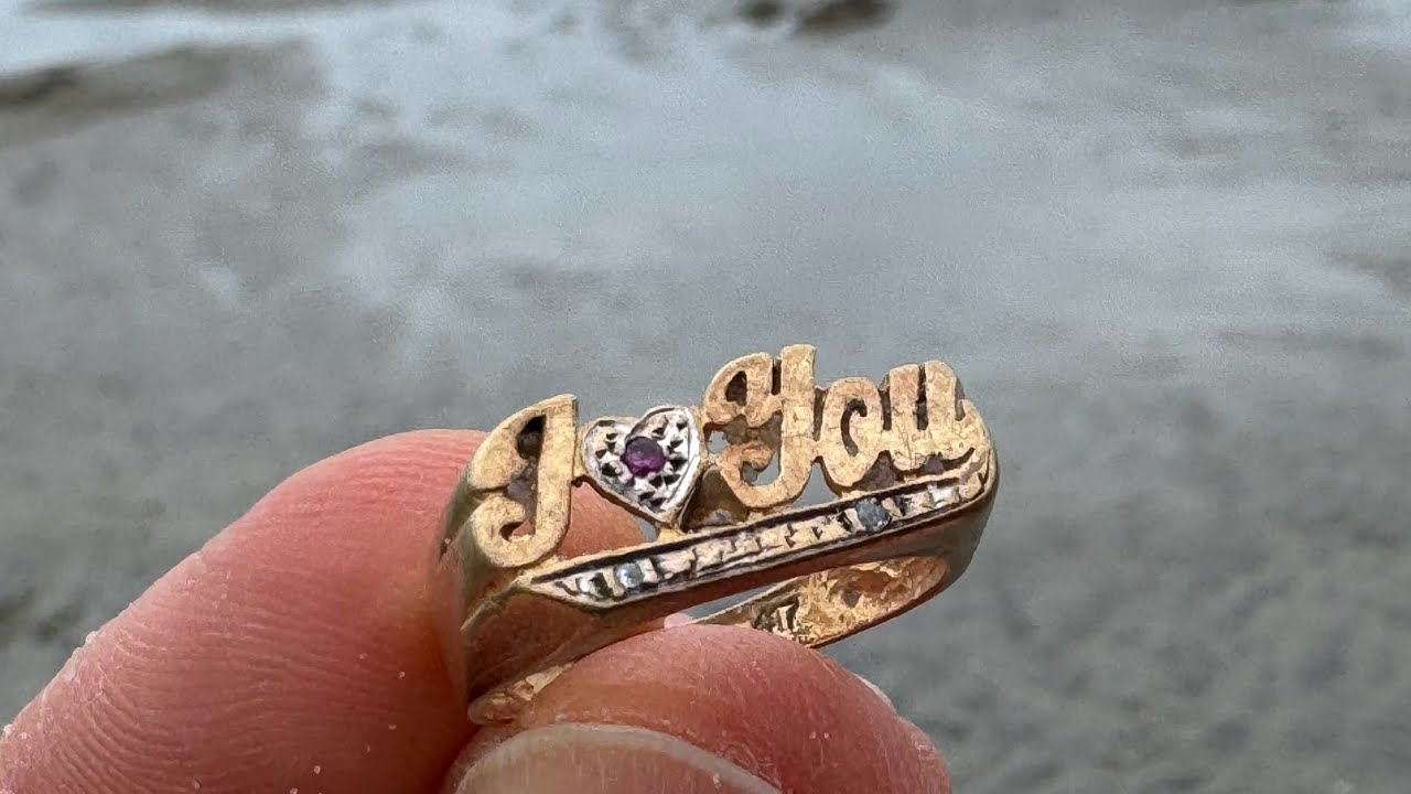 Beach Metal Detecting Gold Rings and Diamonds - YouTube