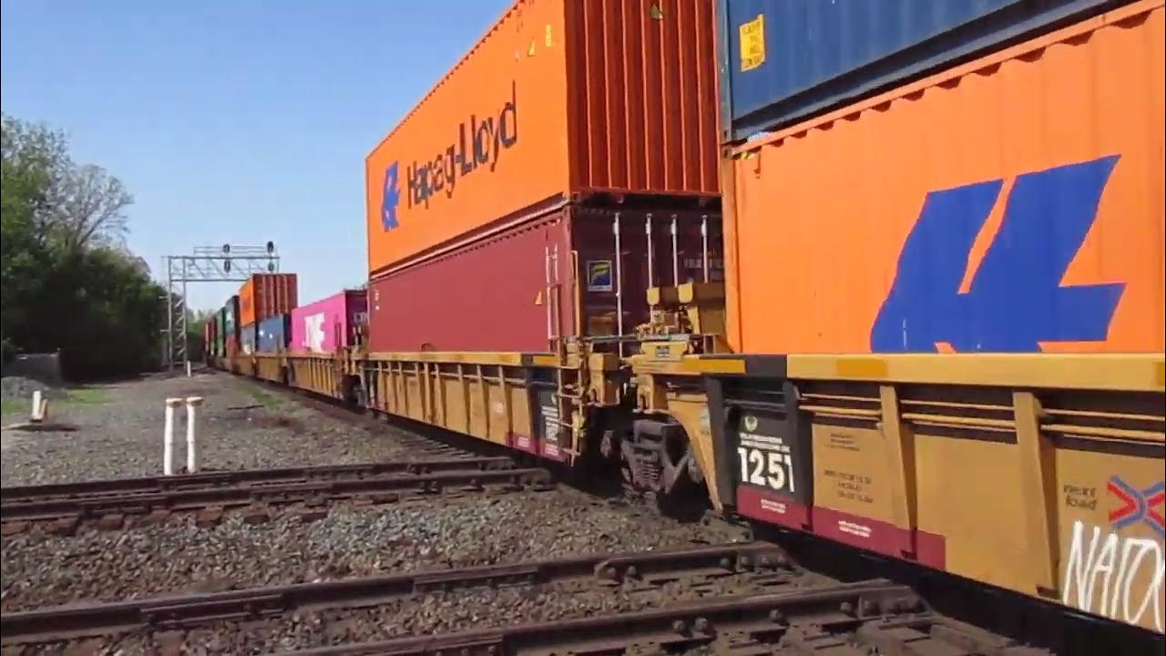 Train meet in Marion Ohio:NS southbound and CSX northbound freight trains. - YouTube