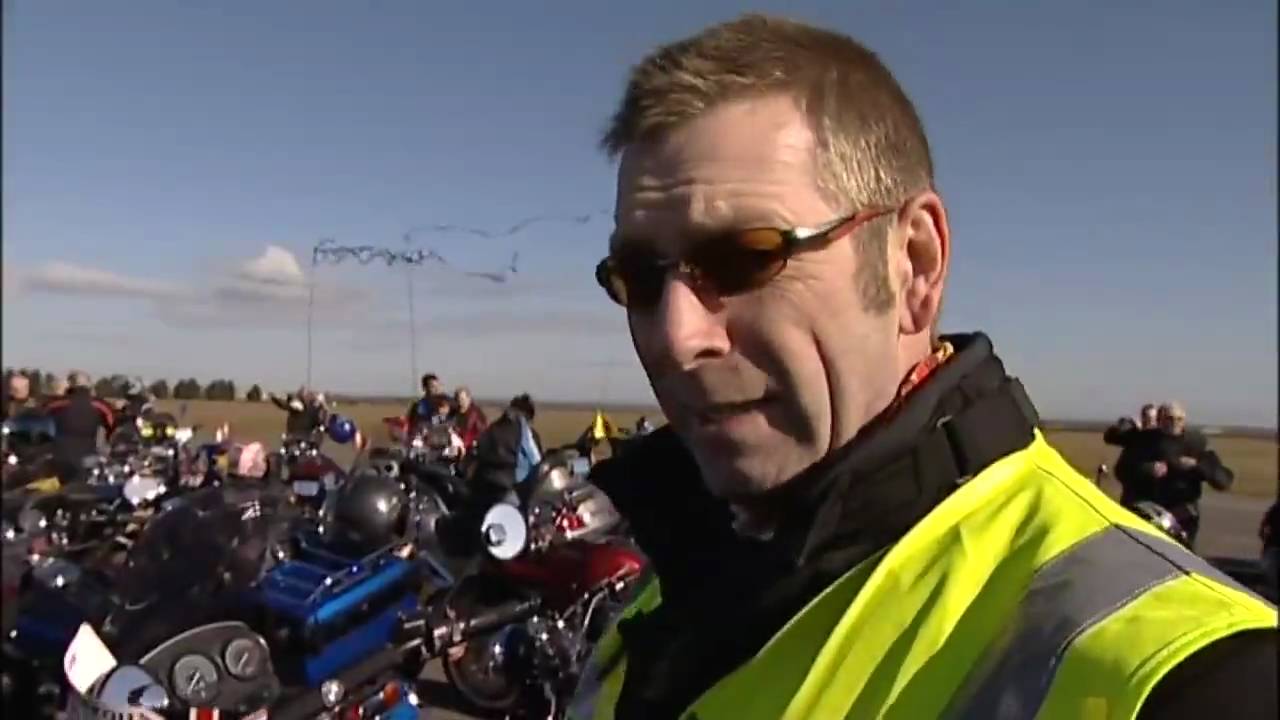 Bikers pay tribute to fallen soldiers - YouTube