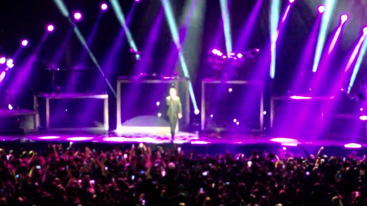 CONCERT SURPRISE! | Jenn - YouTube