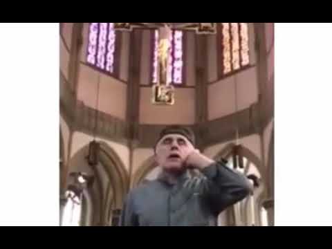 Alim Qasımov kilsede mugam oxuyub.