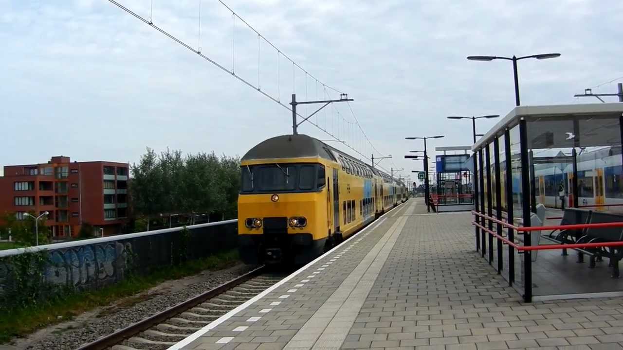 DD-AR 7435 + NS E-Loc 1715 komen door Station Almere Oostvaarders - YouTube