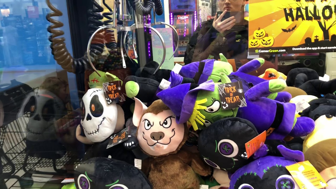 HALLOWEEN COMES EARLY AT THE CLAW MACHINE - YouTube