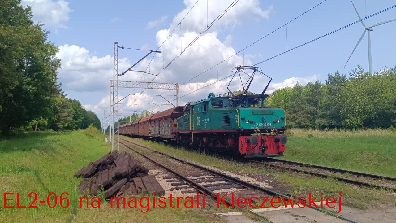 EL2-06 na popychu 10 wagonów serii 410V mija las w okolicach Jóźwina i kieruje się w stronę ...