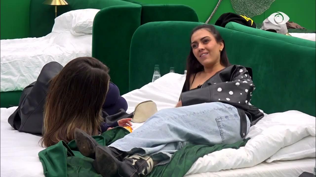 “Hë mi Livia…”/ Livia imiton Vserlon dhe diskuton me Valbonën: Këto janë Barbie… - YouTube