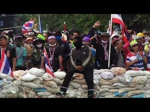 Bangkok'ta 15 bin polis muhaliflerin kampını bastı