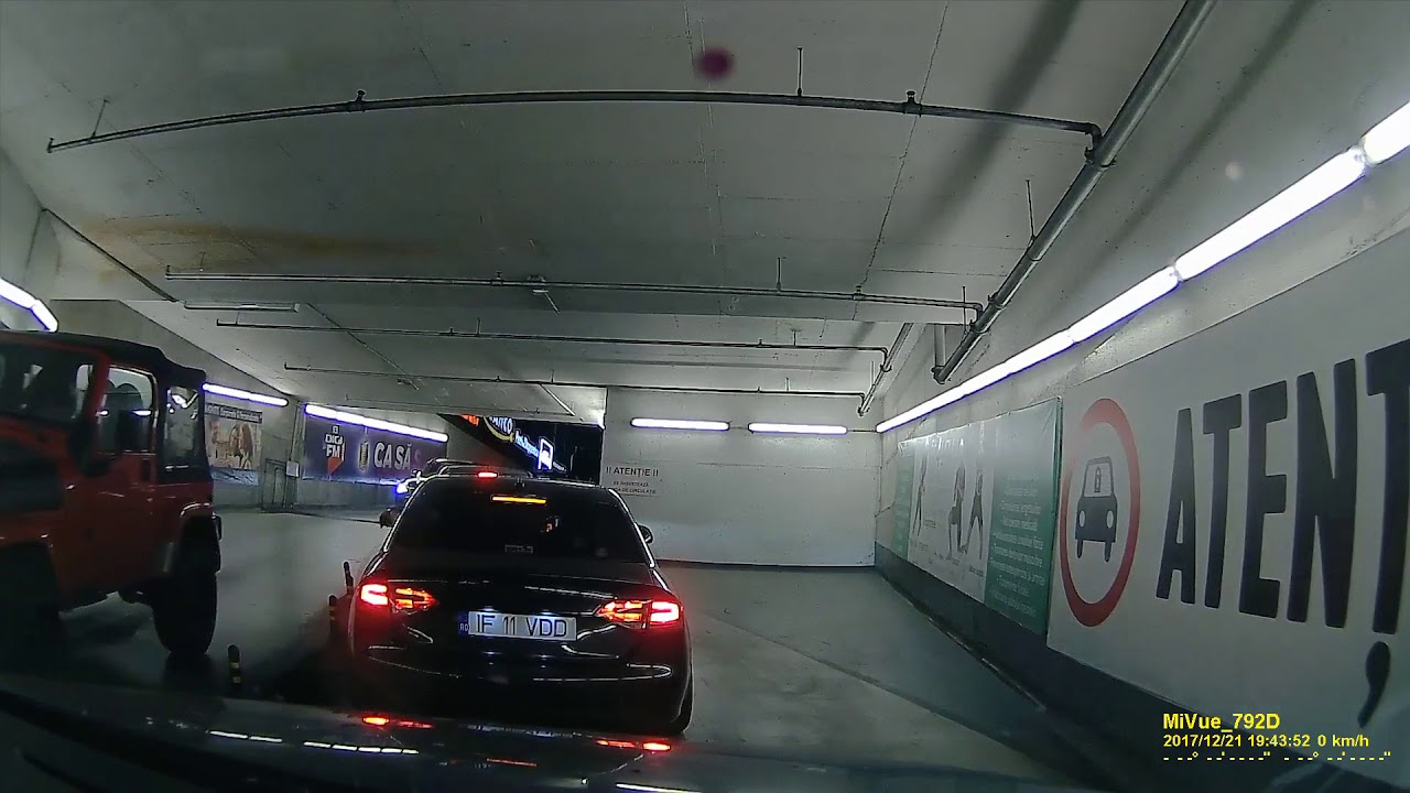 Poc în parcare la Promenada Mall - YouTube