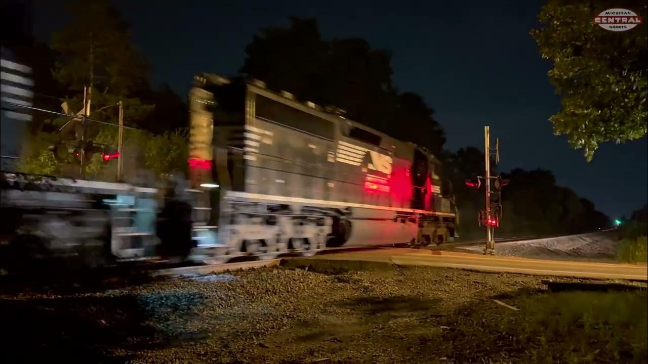 Norfolk Southern SD40-2 With RS5T Horn - YouTube