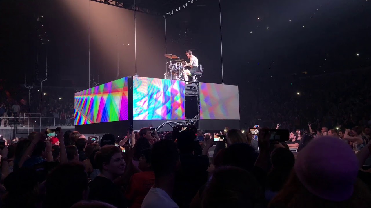 Andy Hurley of Fall Out Boy - “Drum Solo” (11/04/17) - YouTube