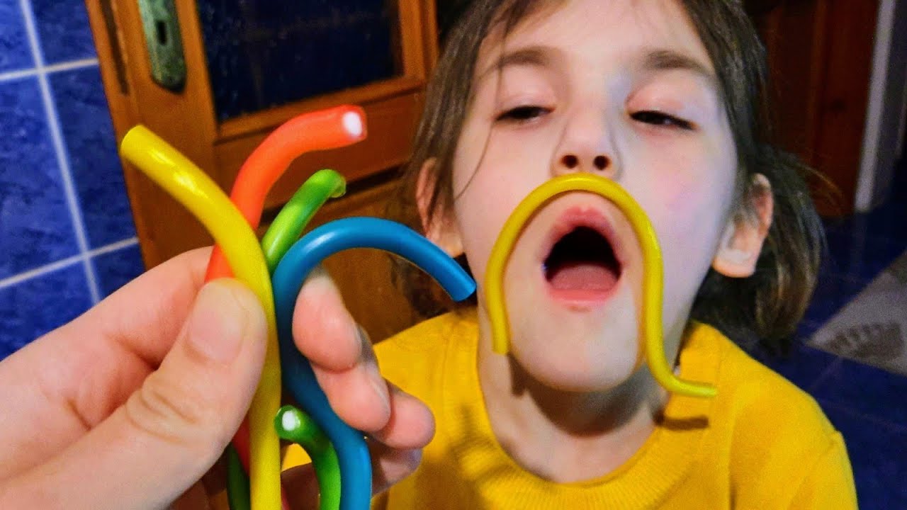 용암 탈출놀이 서은이의 방탈출하기 과 일 쿠션 파란천 놀이Making Pringles with elsa and Hulk ...