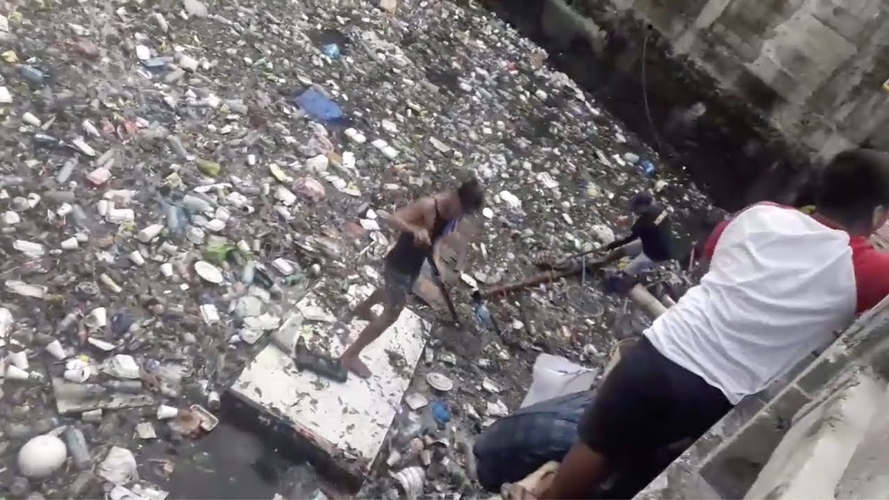 Locals Clean Polluted River In The Philippines - YouTube